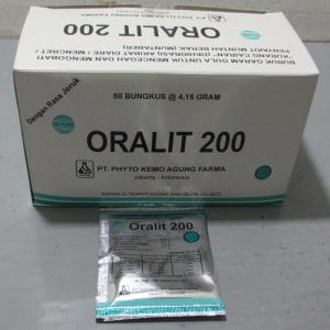 Minum Oralit untuk Ganti Cairan Tubuh saat Pendakian