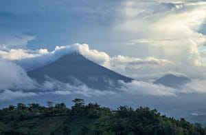 Gunung Klabat Tawarkan Pesona Sunrise dan Danau - Mounture.com