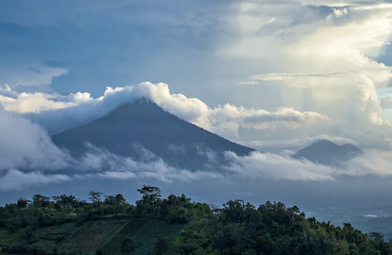 Gunung Klabat Tawarkan Pesona Sunrise dan Danau - Mounture.com