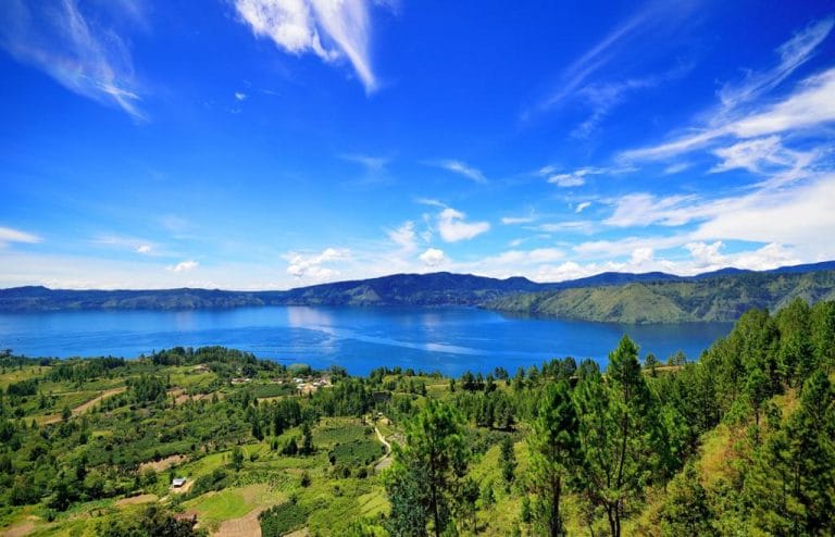 5 Danau Terbesar di Indonesia - Mounture.com