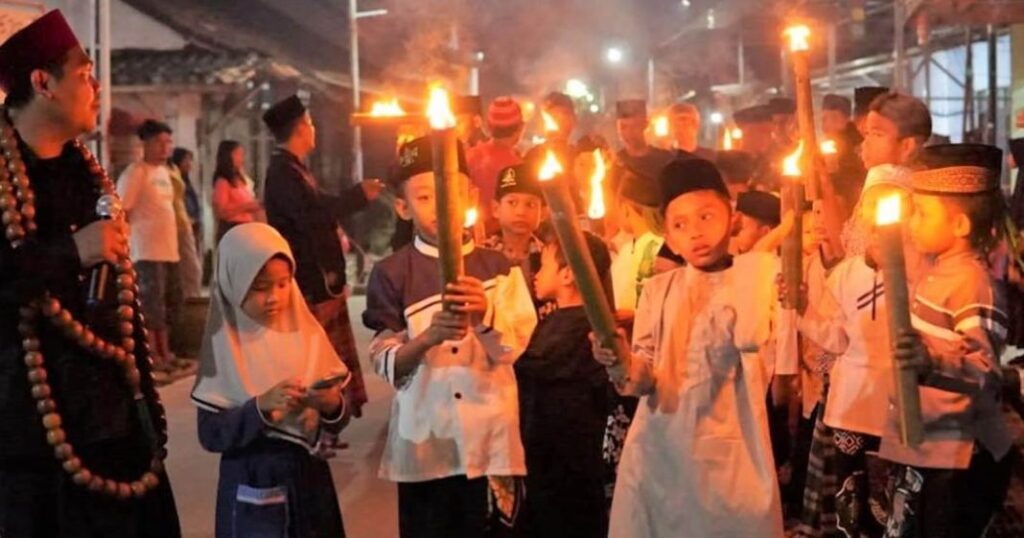 Tradisi Pawai Obor: Sambut Hari Raya Idulfitri dengan Suka Cita ...